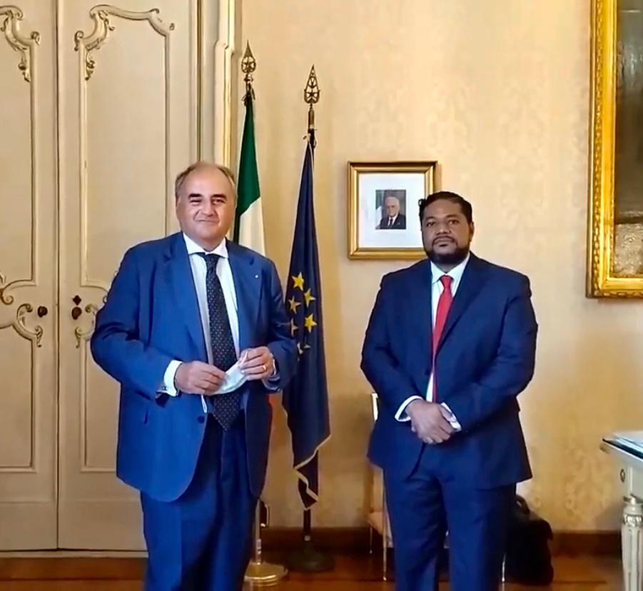 El Prefecto de Génova, Renato Franceschelli, recibe al Cónsul General ...