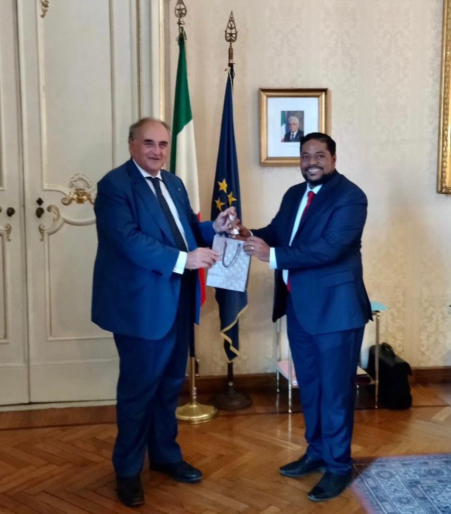 El Prefecto de Génova, Renato Franceschelli, recibe al Cónsul General ...