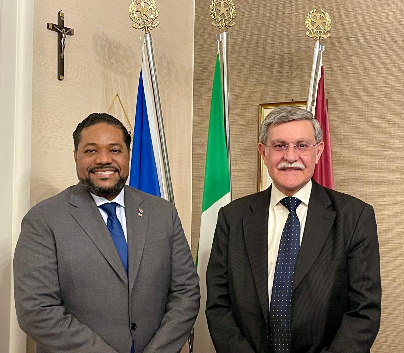 Cónsul General de la República Dominicana Lcdo Nelson Carela, saluda al ...